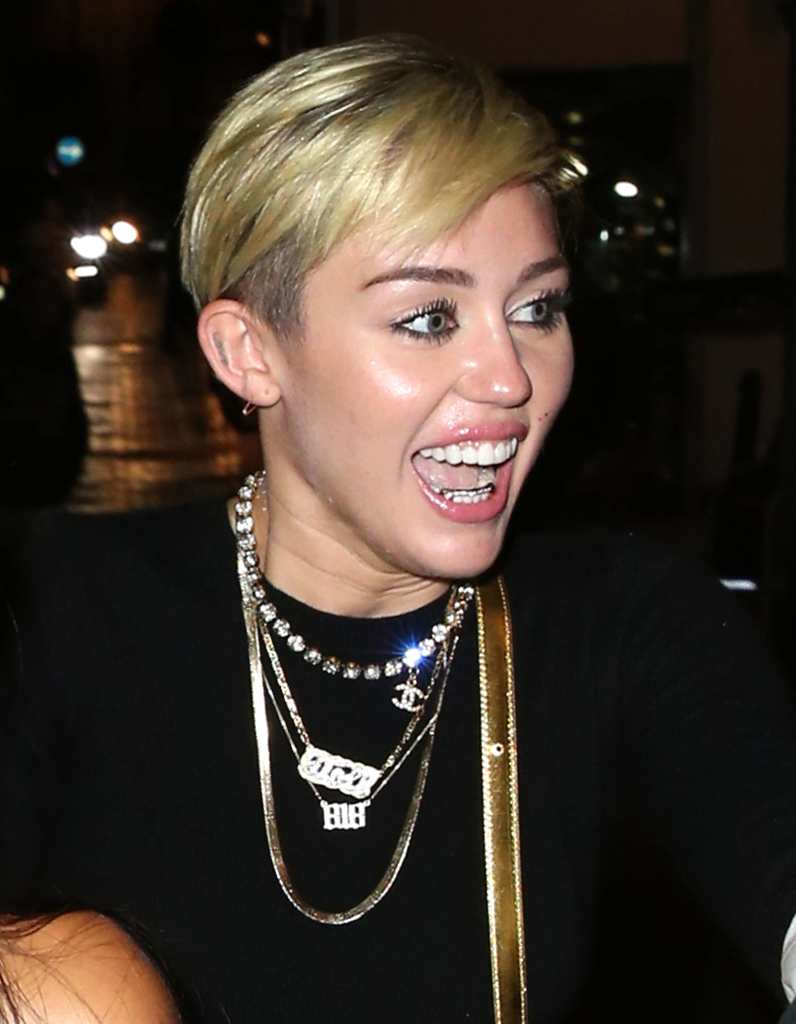 Miley Cyrus - Le grillz, nouvelle lubie des stars… - Elle